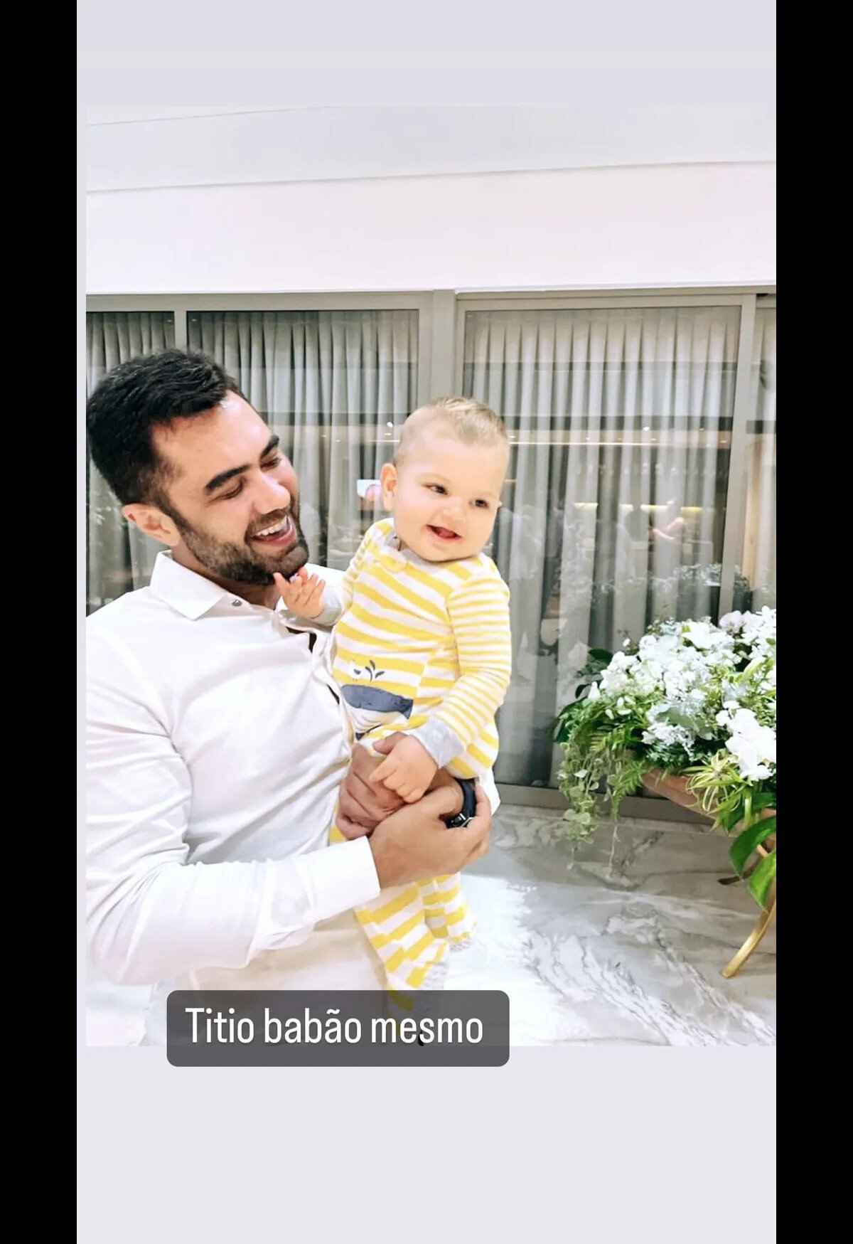 Foto: Thiago Costa encantou a web com foto segurando o sobrinho, filho de Lyandra Costa - Purepeople