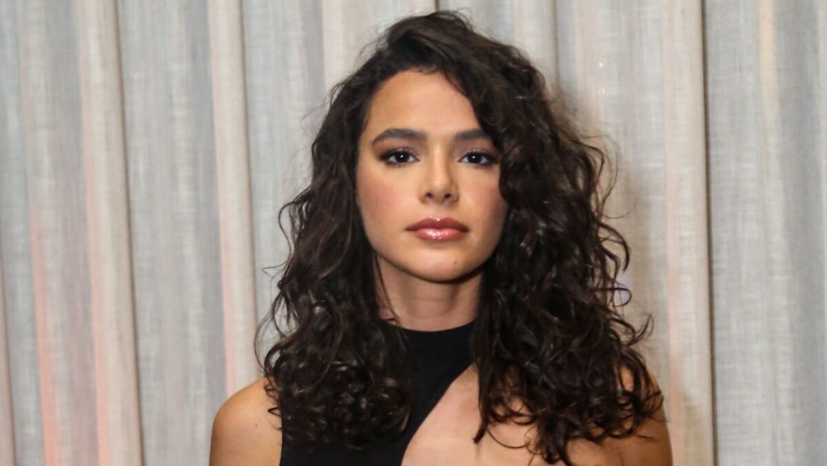 Foto: Bruna Marquezine elege look ousado para curtir show de Marina ...