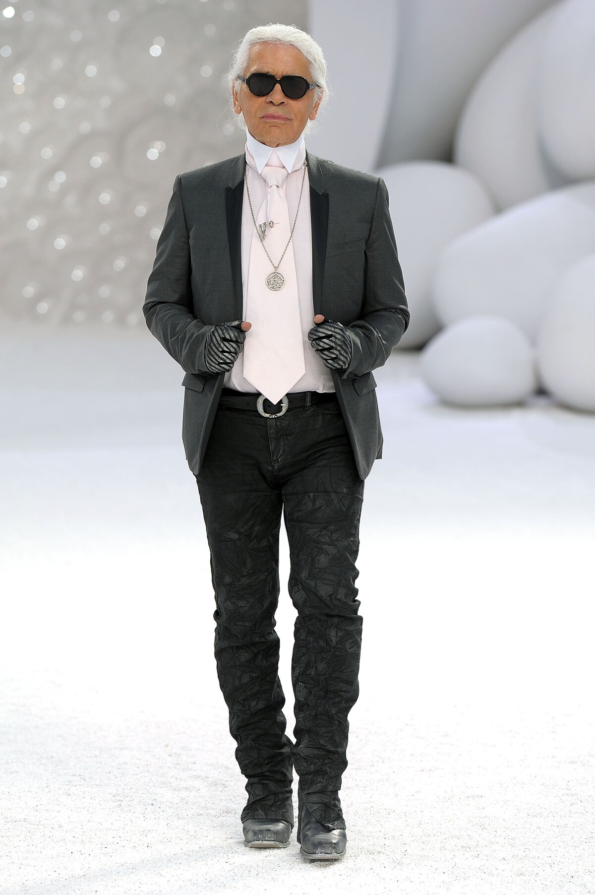 Foto: Quatro anos após a morte de Karl Lagerfeld, seus oito herdeiros ...