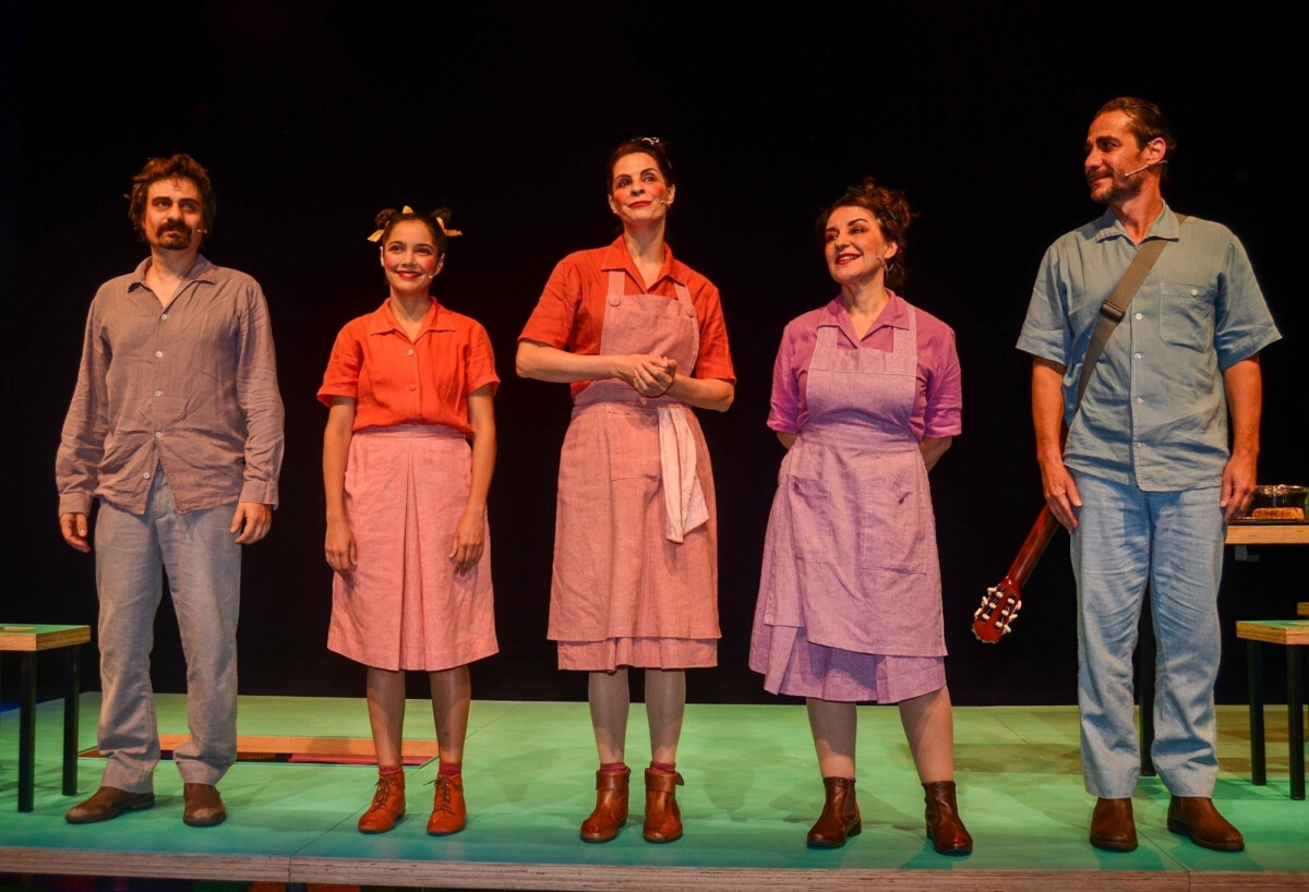 Foto: Helena Ranaldi está na peça 'Cordel do Amor sem Fim' enquanto ...