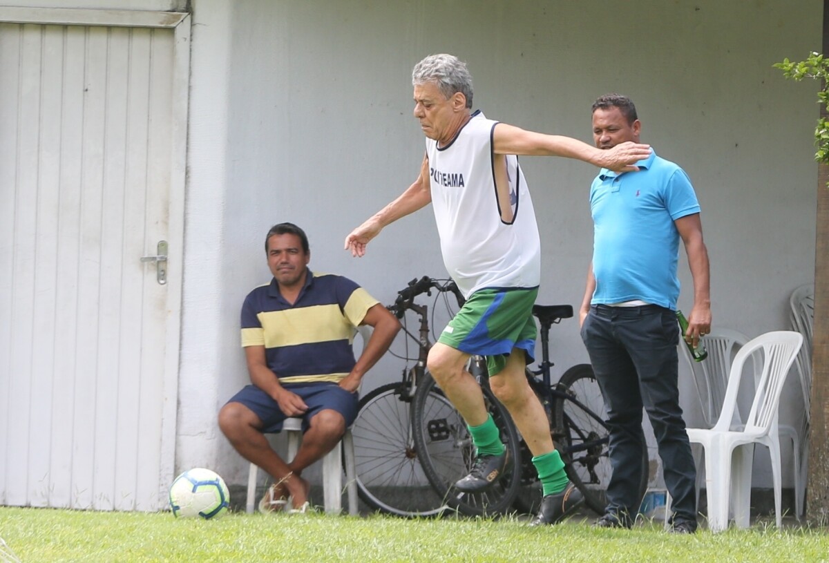 Foto: Chico Buarque sempre é visto jogando 'peladas' com os amigos ...