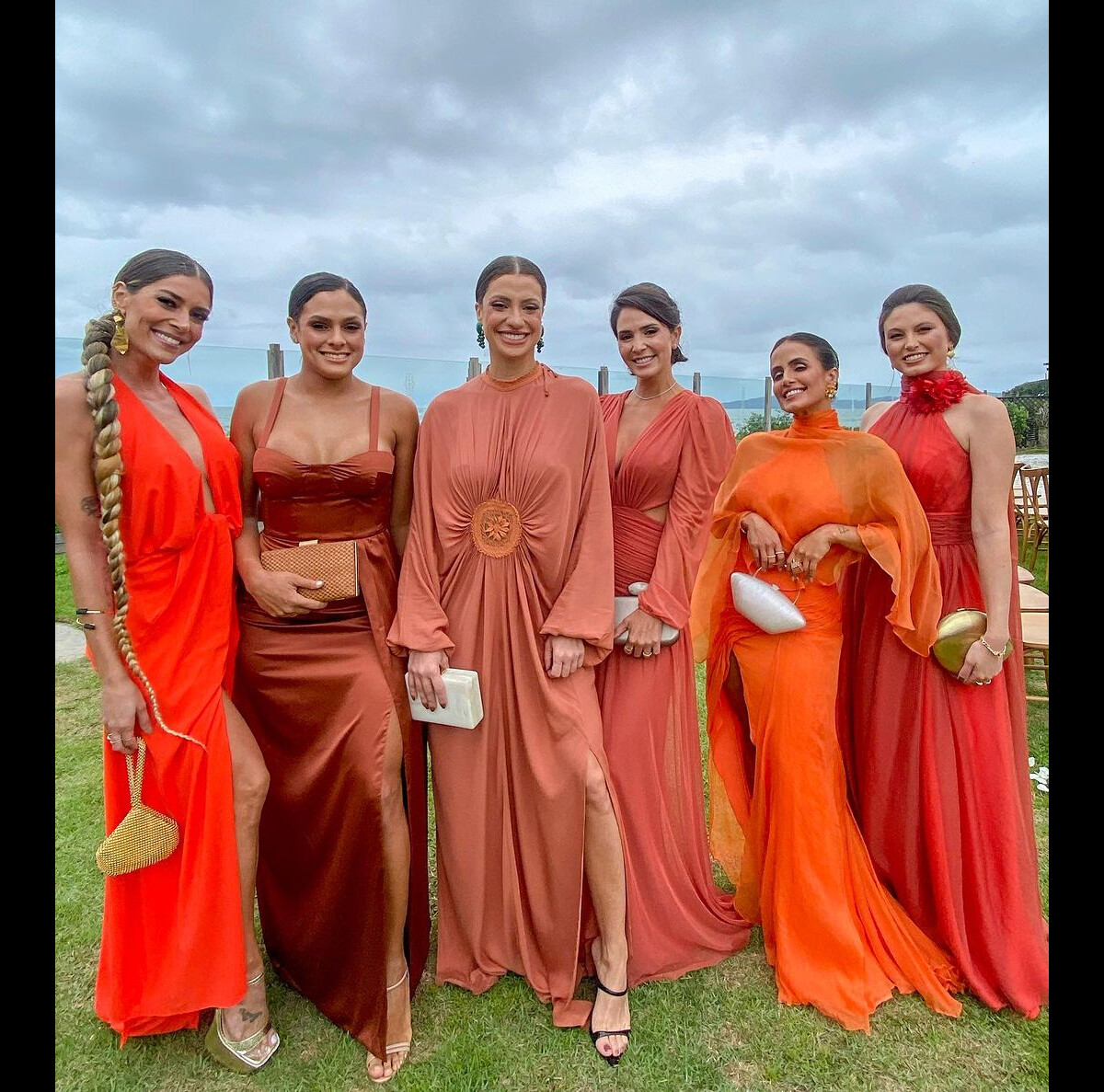 Foto: Vestido longo e laranja de Maria Joana foi combinado ainda com o ...