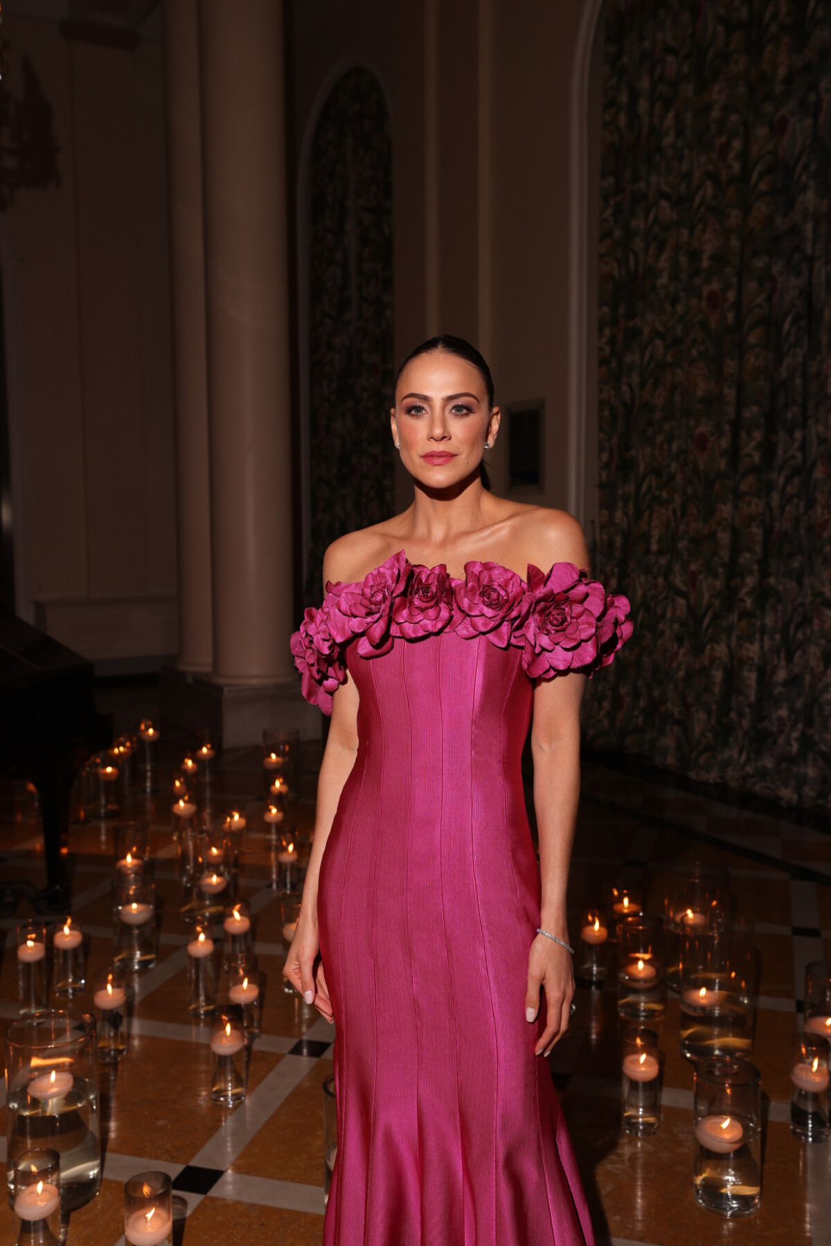 Foto: Um tom mais fechado de rosa e flores se combinaram no look de ...