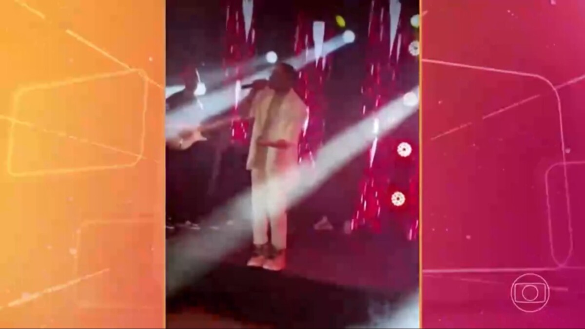 Foto: Cantor gospel Pedro Henrique morreu ao passar mal durante show na ... Foto: Cantor gospel Pedro Henrique morreu ao passar mal durante show na ...
