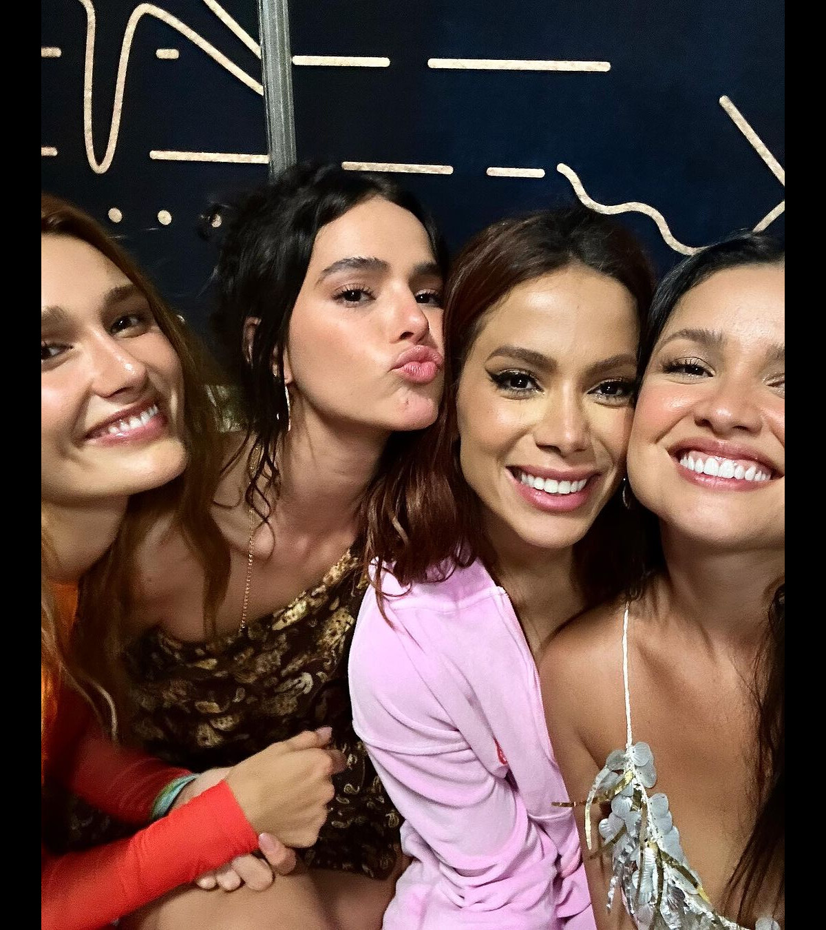 Foto: Bruna Marquezine, Juliette e Sasha posaram no camarim com Anitta ...