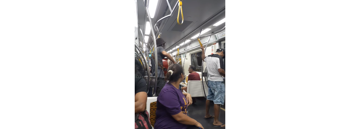 Foto: Thiago Baldini tocando violão em metrô. Na postagem, o ex-ator ...