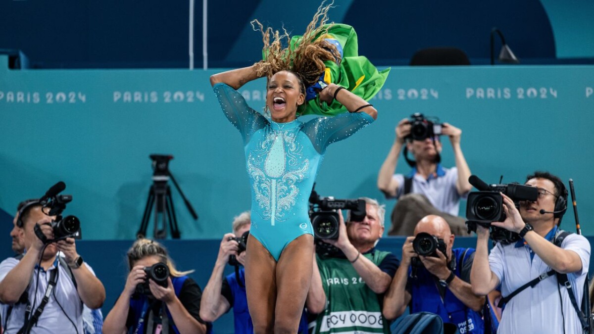 Foto: Rebeca Andrade é a maior medalhista olímpica do Brasil após o ...