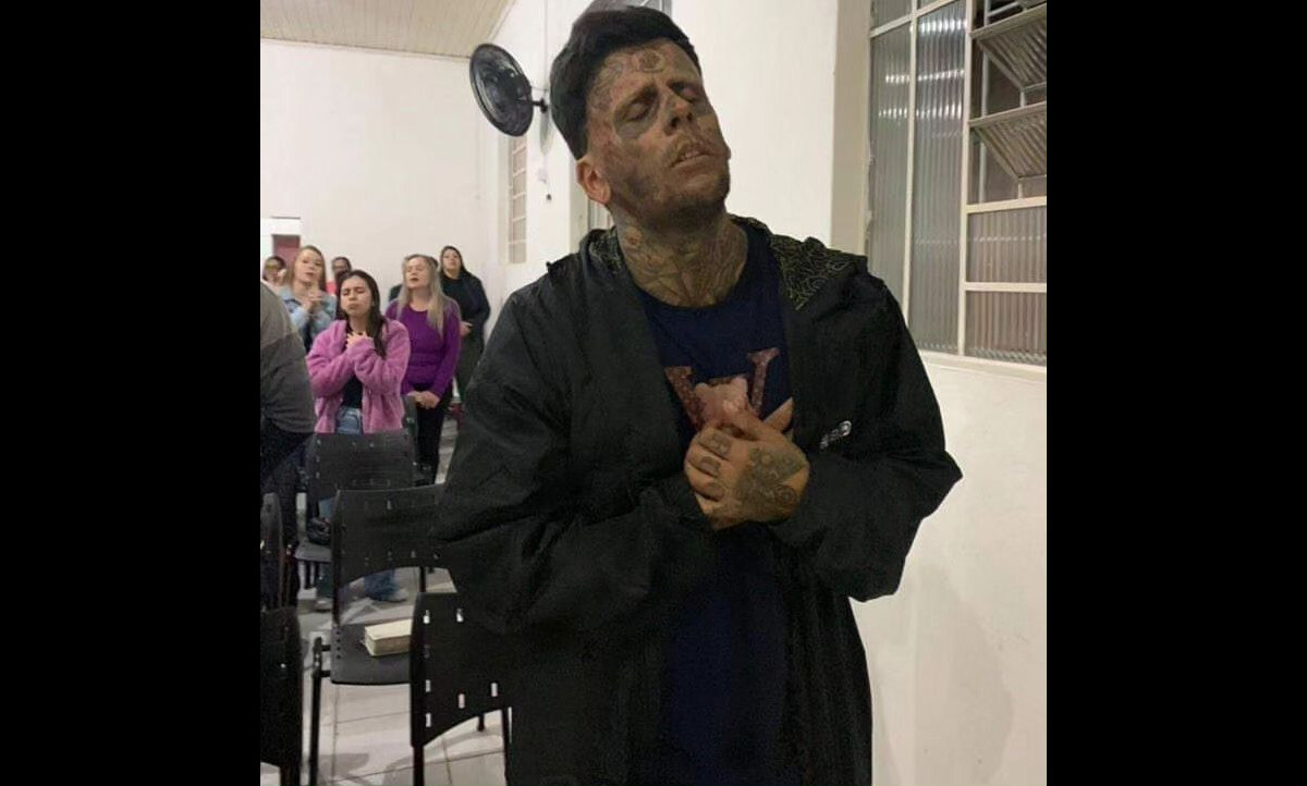 Foto: Homem mais tatuado do Brasil se converteu à igreja evangélica há ...