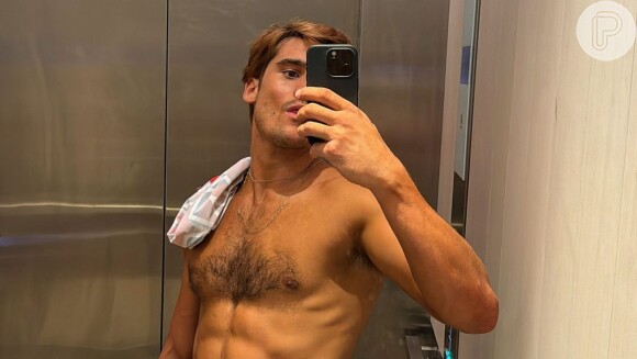 Foto: Nicolas Prattes posa sem camisa em nova foto no espelho e legenda ...