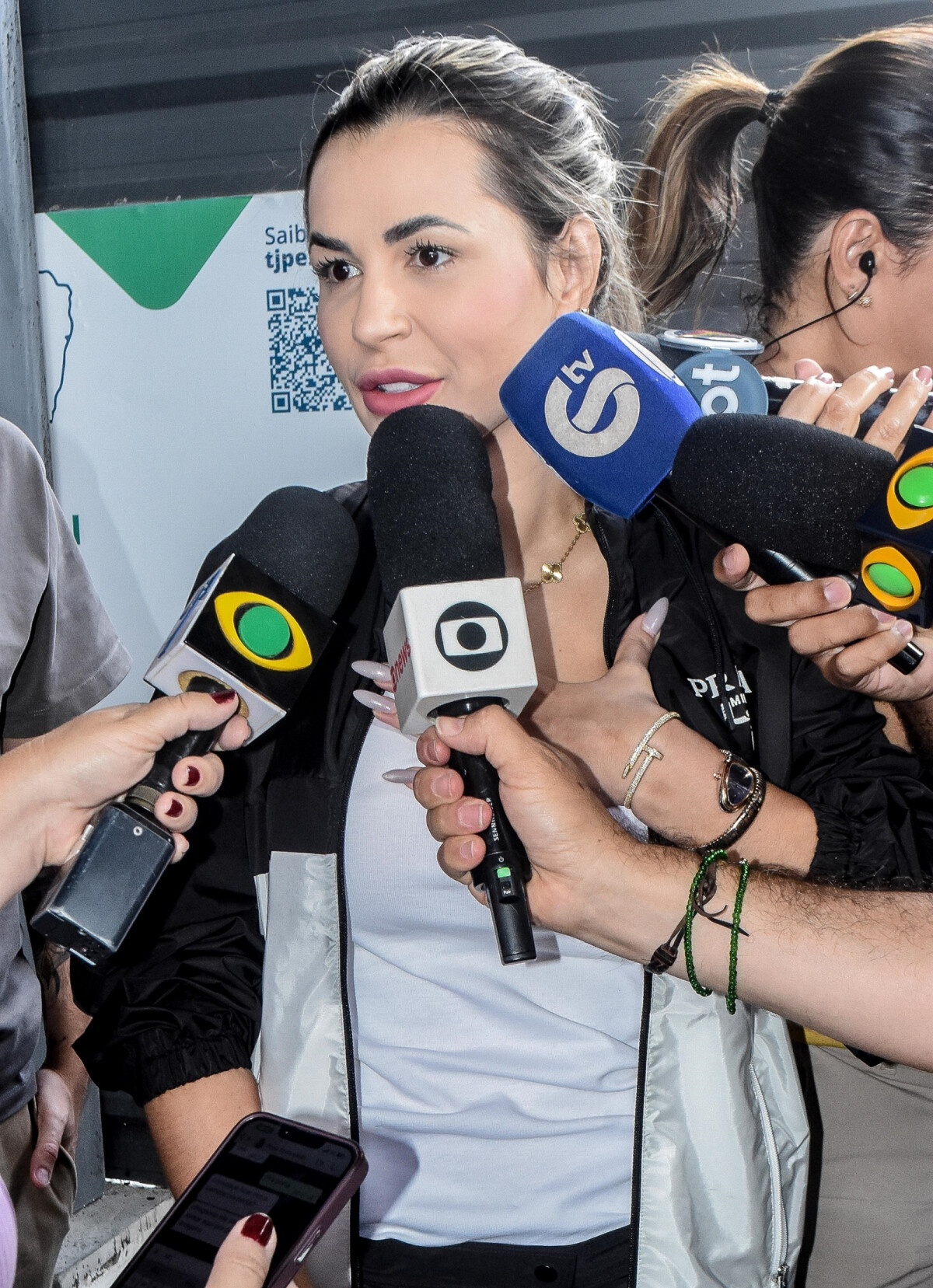 Foto: Deolane Bezerra conversou com a imprensa e negou crimes de ...