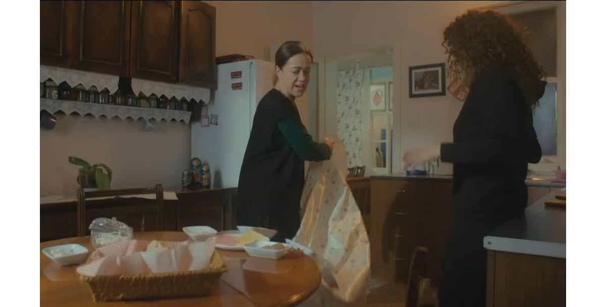 Foto: Sirin faz a sobrinha escutar atrás da porta, revoltando Hatice no ...