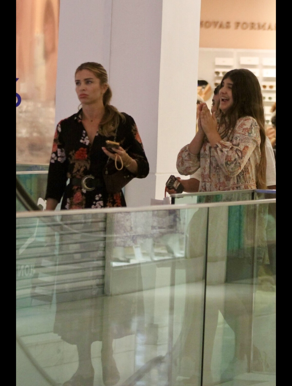 Foto: Sofia, filha de Grazi Massafera e Cauã Reymond, roubou a cena em flagra no shopping ...