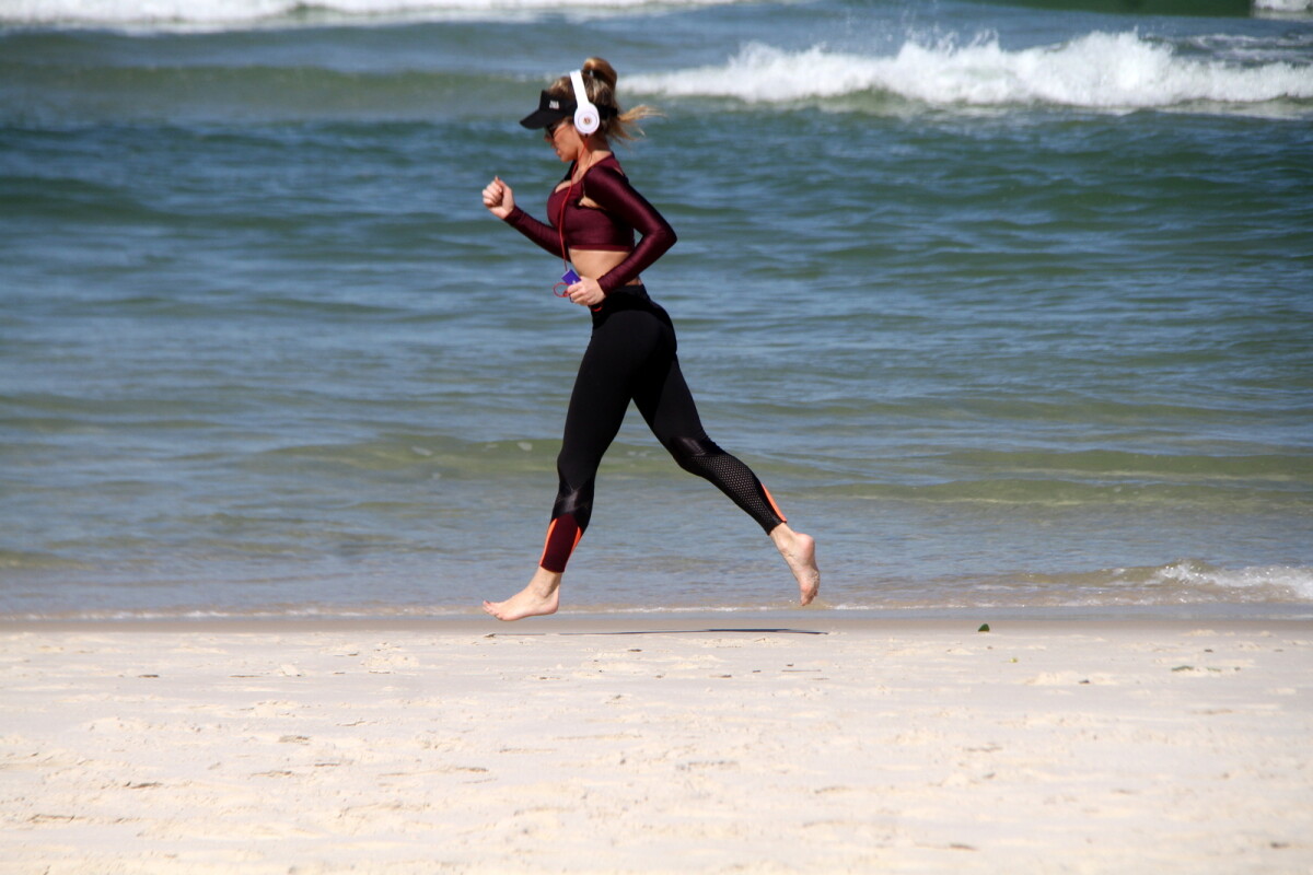 Foto: De barriga de fora e roupa colada, Danielle Winits exibiu a ótima ...