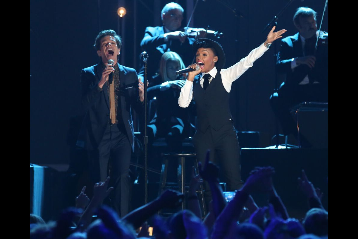 Foto: A banda Fun se apresenta ao lado de Janelle Monáe - Purepeople