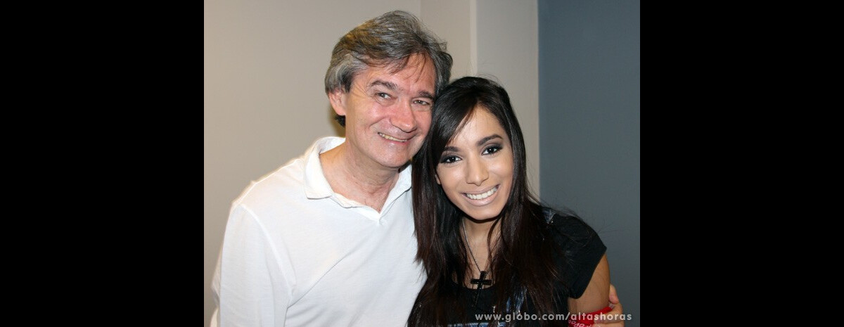 Foto: Anitta fez questão de fotografar com o apresentador do 'Altas ...