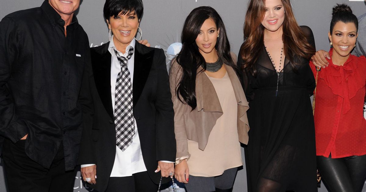 Caitlyn, ainda como Bruce, posa ao lado das Kardashians Kriss, Kim ...
