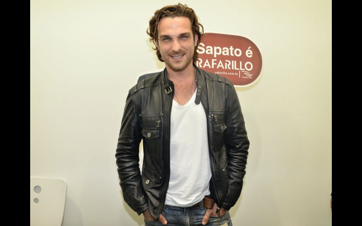 Foto: Igor Rickli interpreta o Alberto em 'Flor do Caribe' - Purepeople