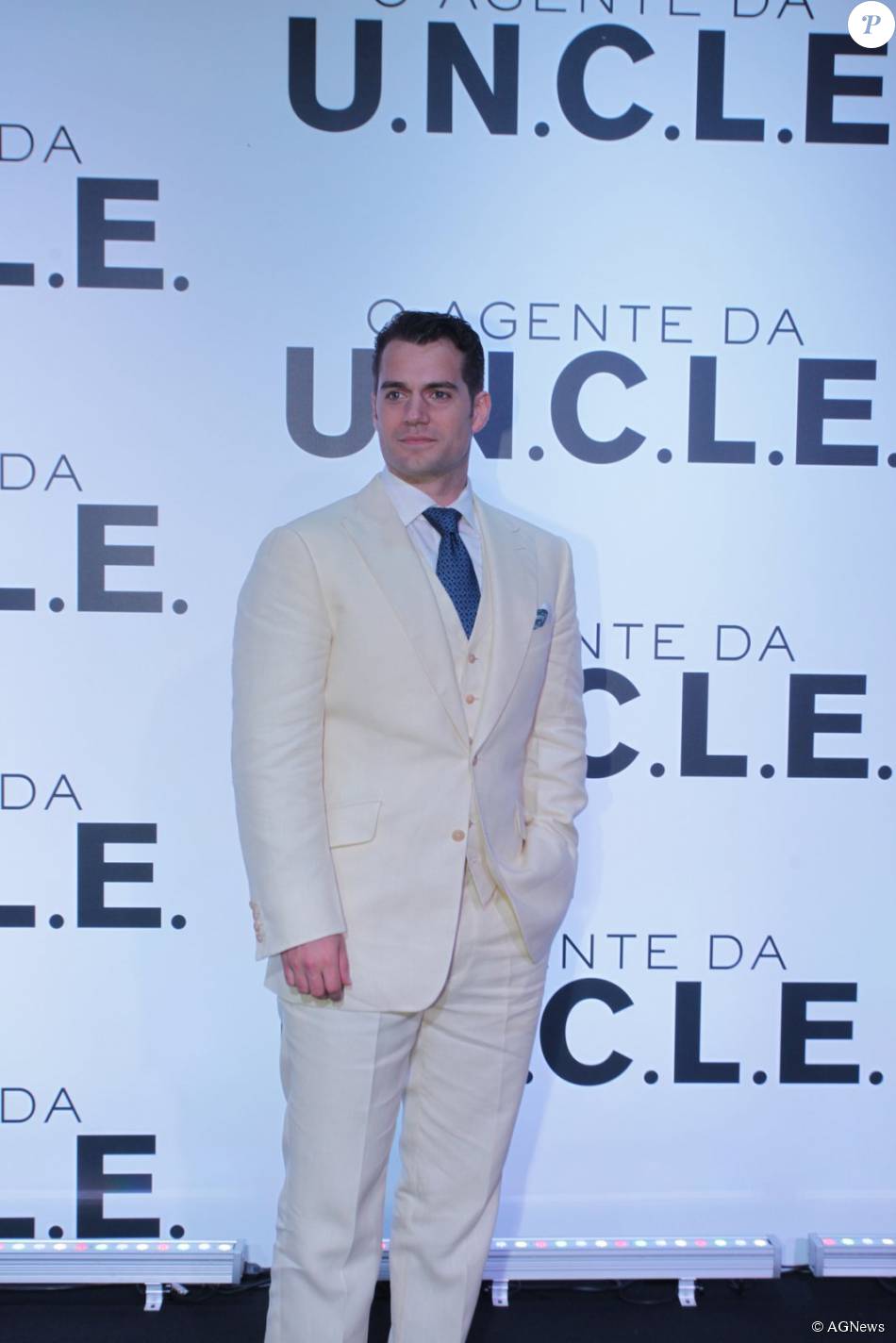 Henry Cavill, o atual Super-Homem, foi bastante assediado na entrada do ...