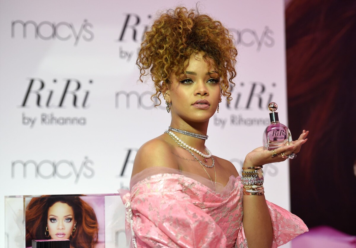 Foto: Rihanna lançou seu novo perfume, Riri, na loja Macy's no Brooklin ...