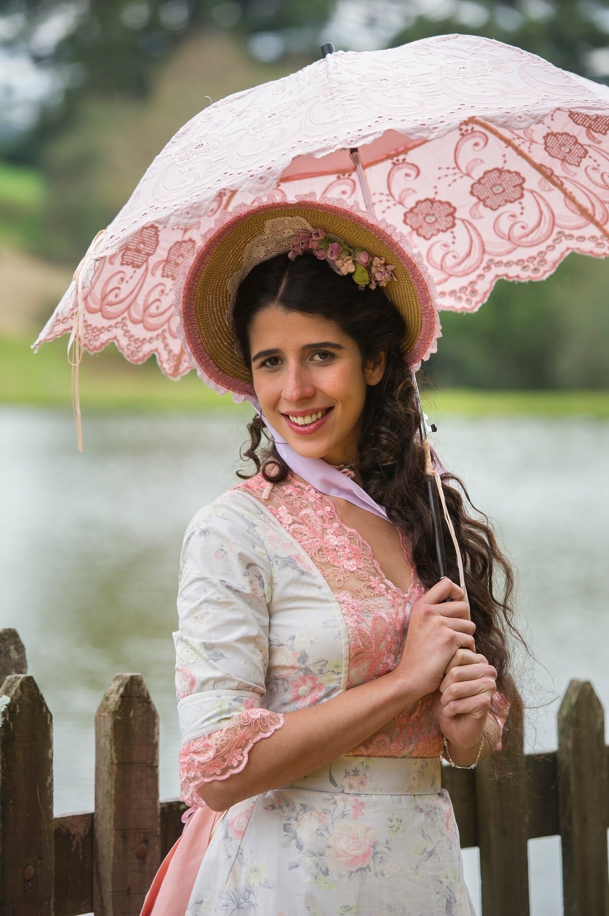 Foto: Roberto (Rômulo Estrela) pede a mão de Bianca (Flora Diegues) em ...