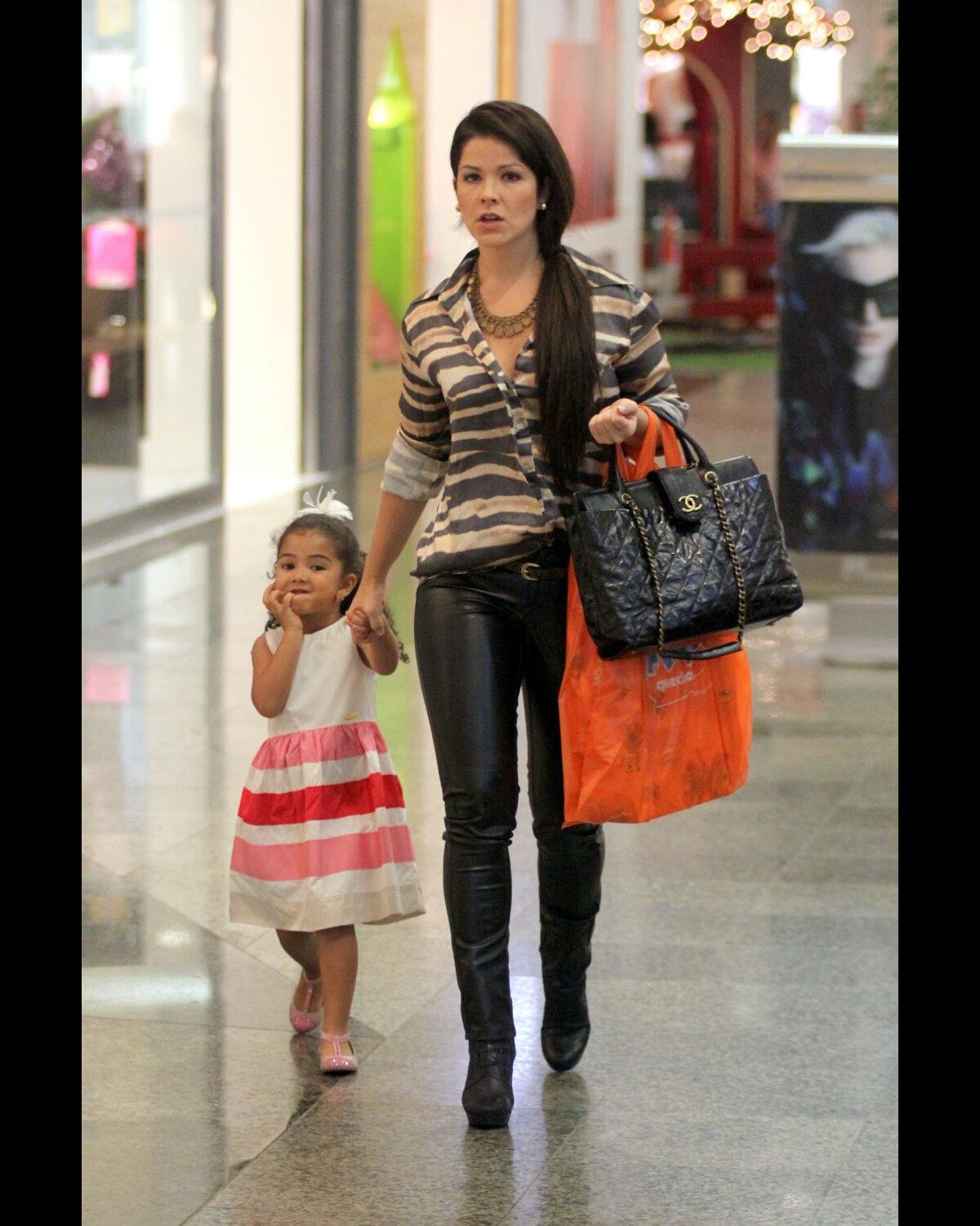Foto: Samara Felippo passeia em shopping com a filha (Foto: Marcus ...