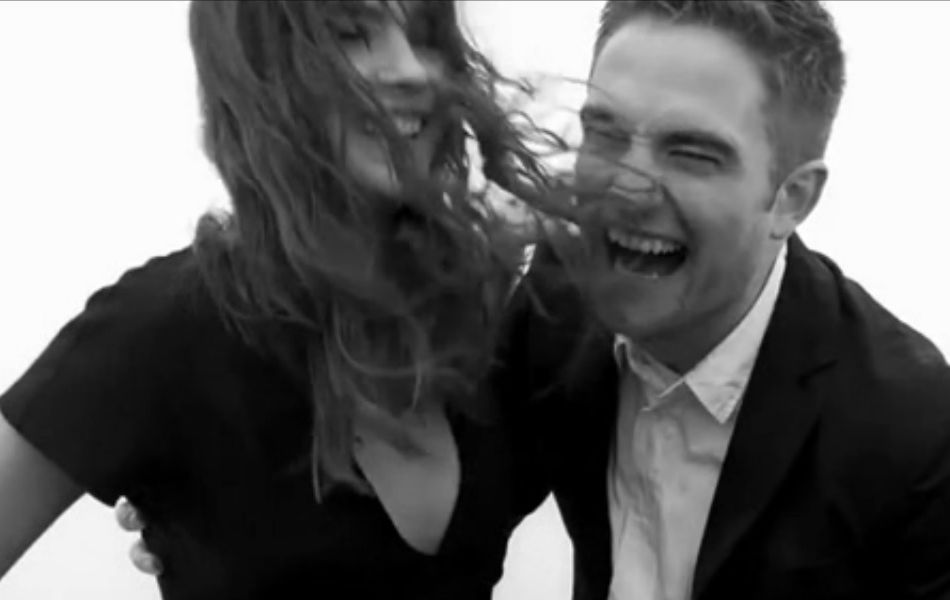 Robert Pattinson estrela campanha de perfume em cenas quentes com ...