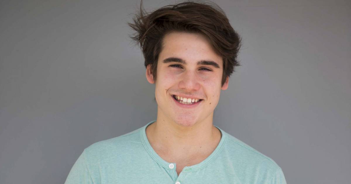 Nicolas Prattes está conhecendo melhor a jovem, porém quer focar na ...