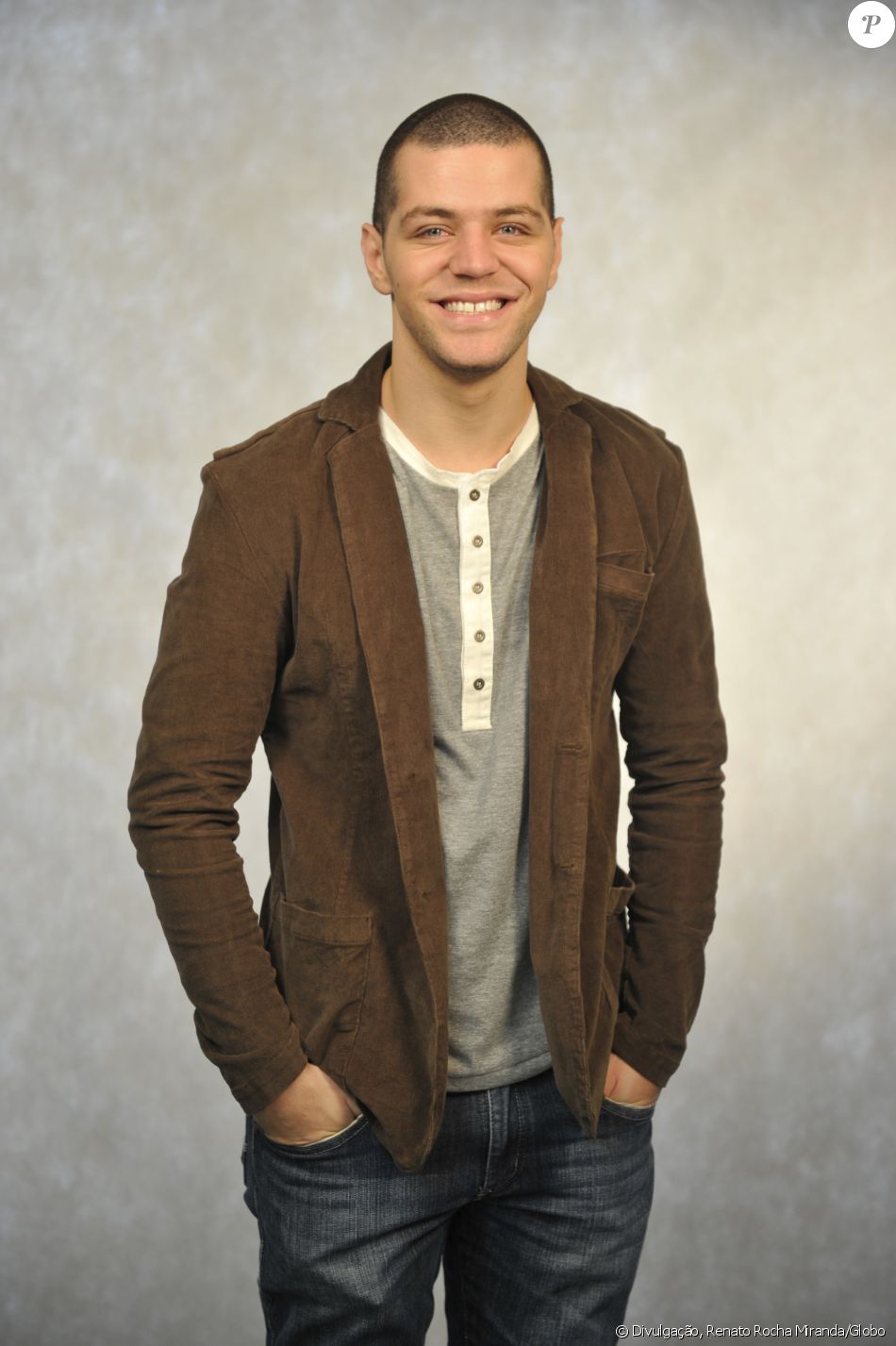 O comediante Victor Sarro, então, incentivou a plateia a chamá-la de ...