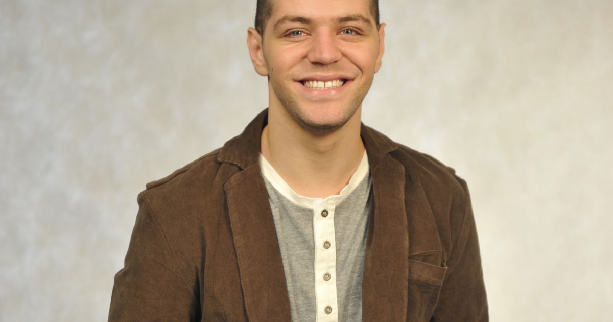 O comediante Victor Sarro, então, incentivou a plateia a chamá-la de ...