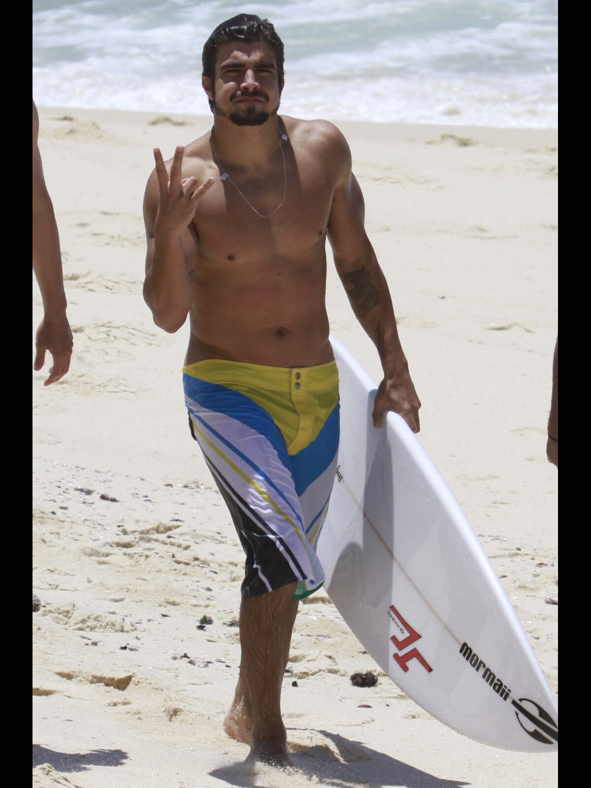 Foto: Caio Castro acena para o fotógrafo - Purepeople
