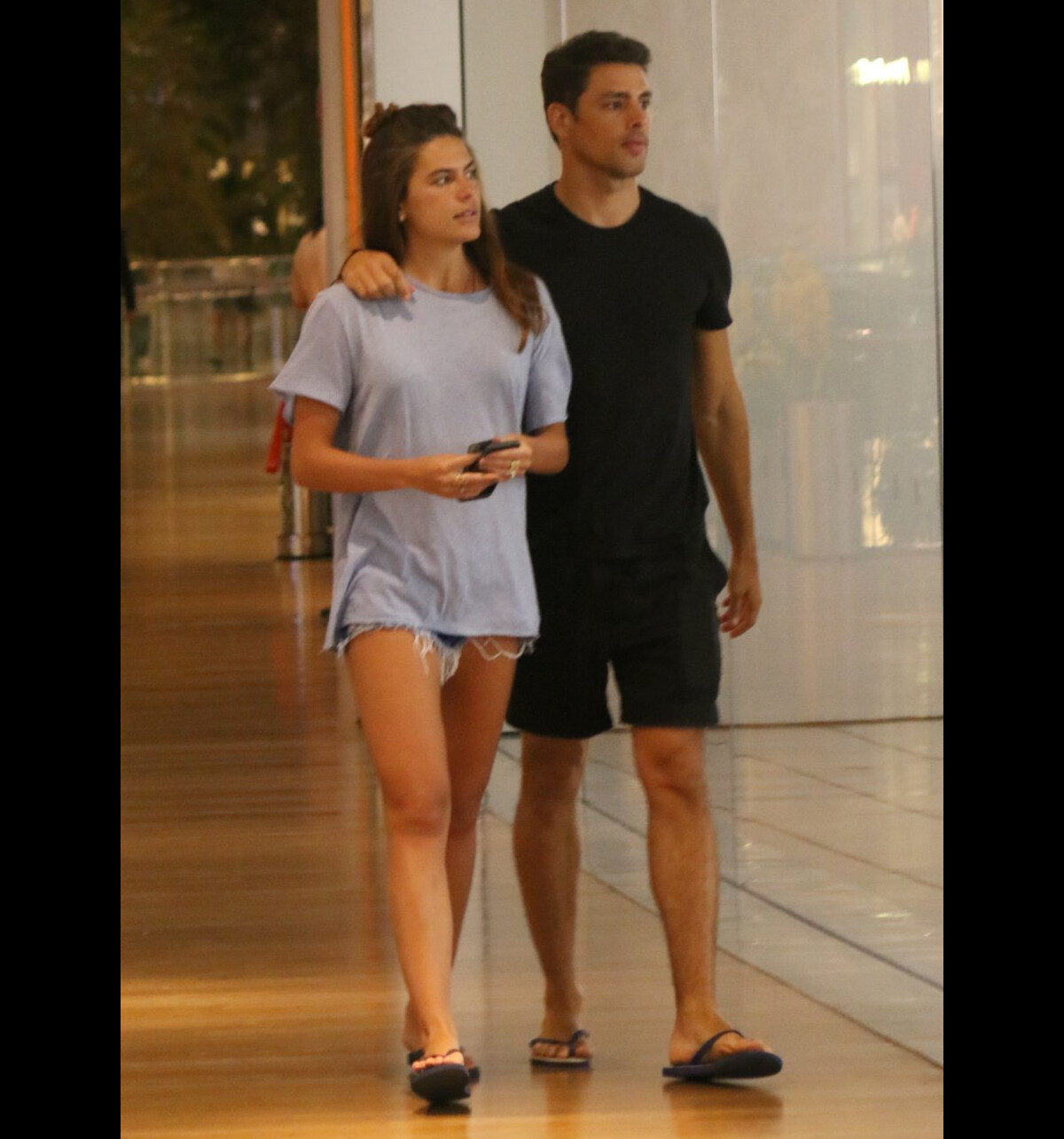 Foto: Cauã Reymond vai às compras com namorada e a filha, Sofia, em ...