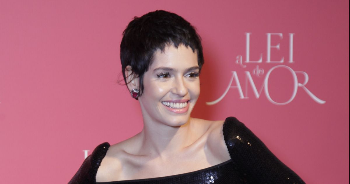 Maria Flor posa com seu look na festa de lançamento da novela 'A Lei do ...