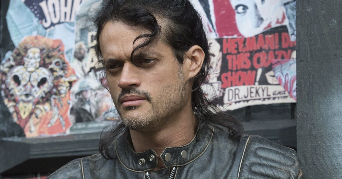 Tatuador, Mano (Álamo Facó) resolve incriminar Ralf (Henri Castelli ...