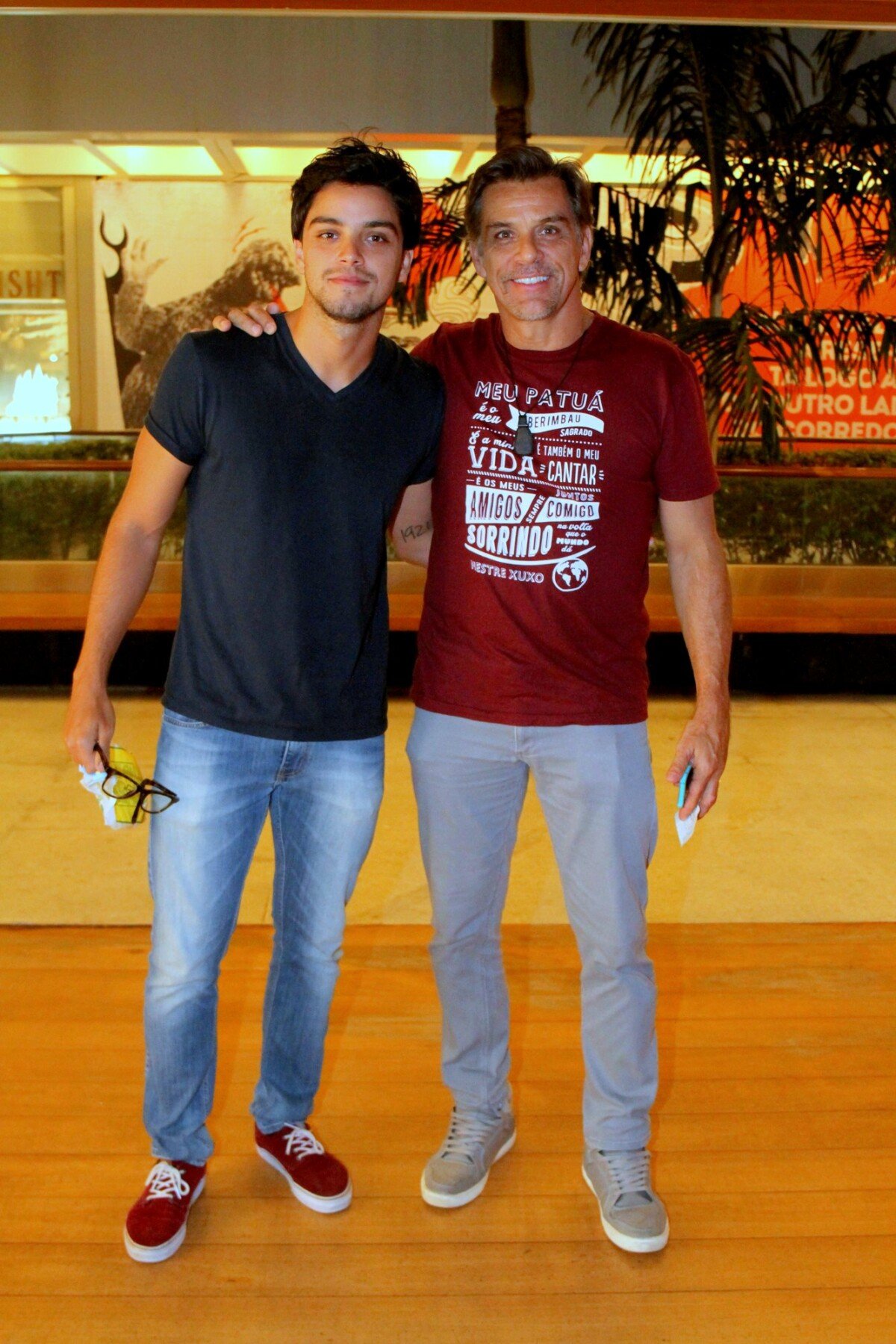 Foto: Rodrigo Simas e o pai, Beto Simas, posaram antes da estreia da ...