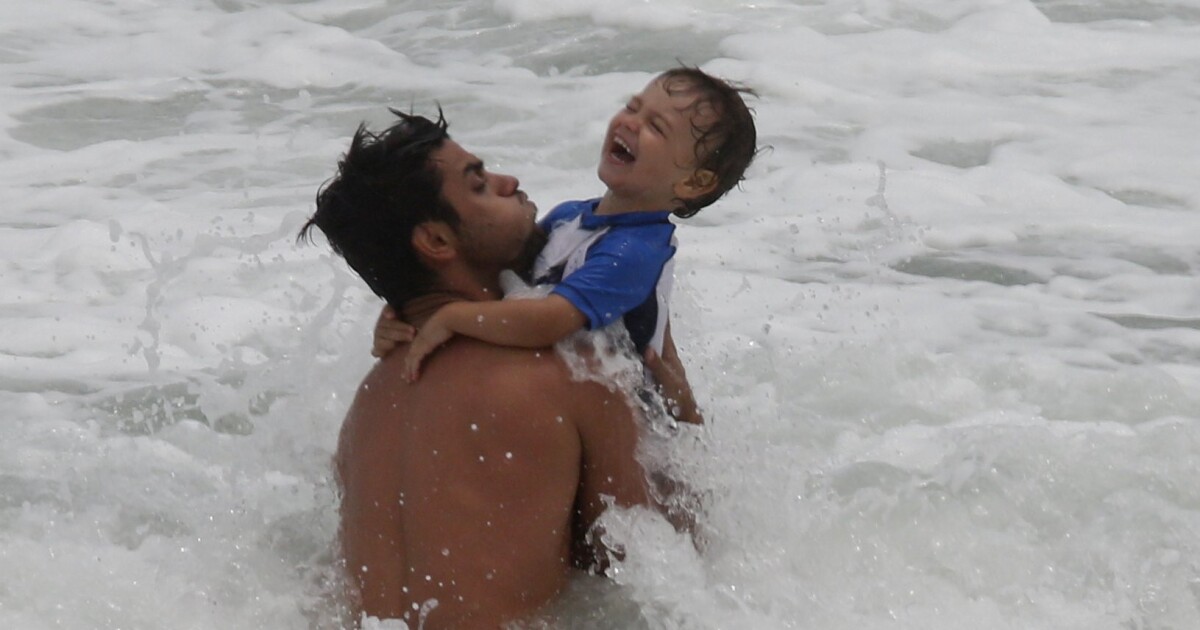 Felipe Simas joga capoeira e se diverte no mar com o filho, Joaquim ...