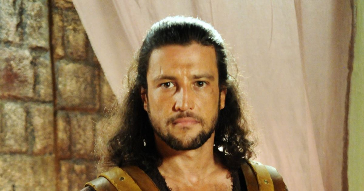 Alexandre Slaviero interpreta Maquir na novela 'A Terra Prometida', pai ...