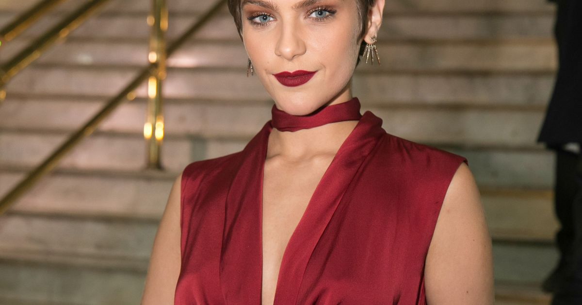 Isabella Santoni apostou no vestido vermelho da grife Carolina Herrera ...