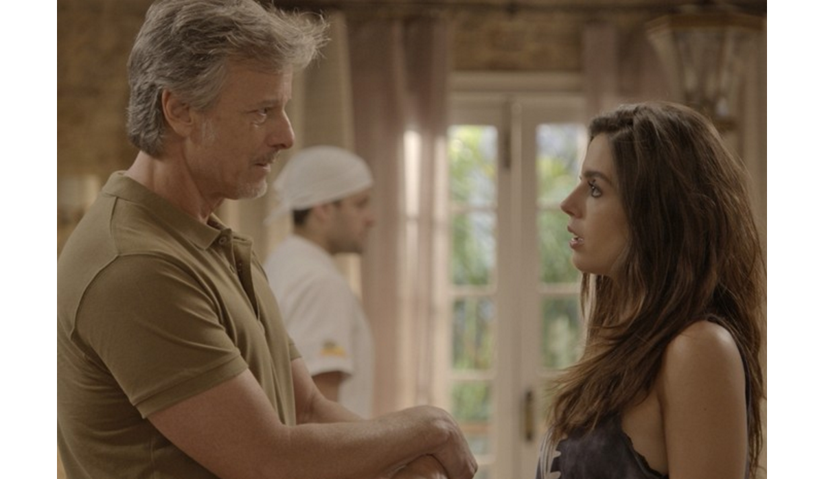 Foto: Milena (Giovanna Lancellotti) contou ao pai que estava apaixonada ... Foto: Milena (Giovanna Lancellotti) contou ao pai que estava apaixonada ...
