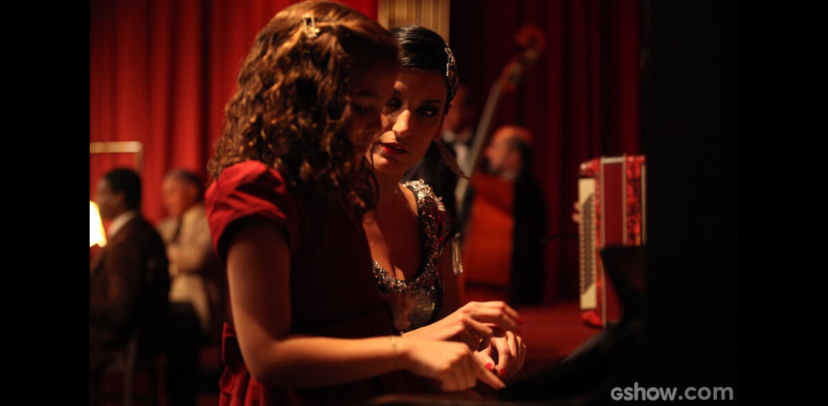 Foto: Mel Maia aprende alguns acordes no piano com Guta Ruiz, nos ...