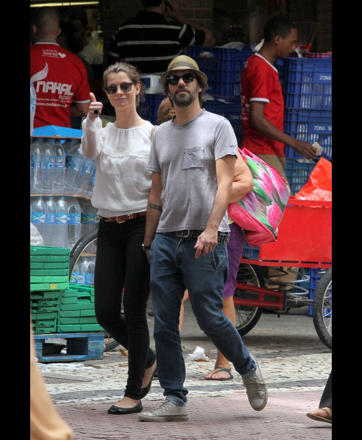 Foto: Alinne Moraes acena para paparazzi no Rio ao perceber que está ...