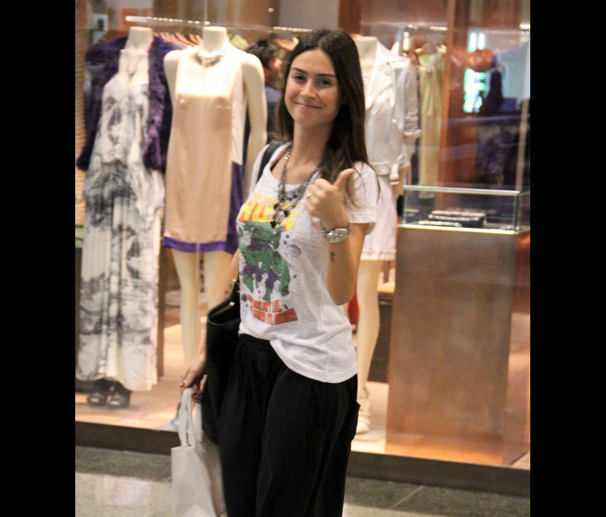 Foto: Thaila faz sinal de 'joinha' para o fotógrafo - Purepeople