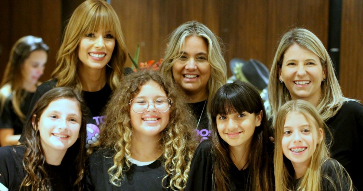Ana Furtado posa com filha, Isabella, e mais crianças em evento ...