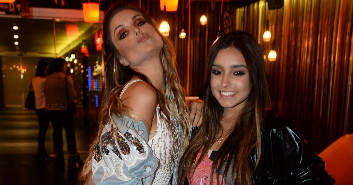 Flávia Viana levou a filha, Sabrina Viana, ao pocket show de Ivete ...