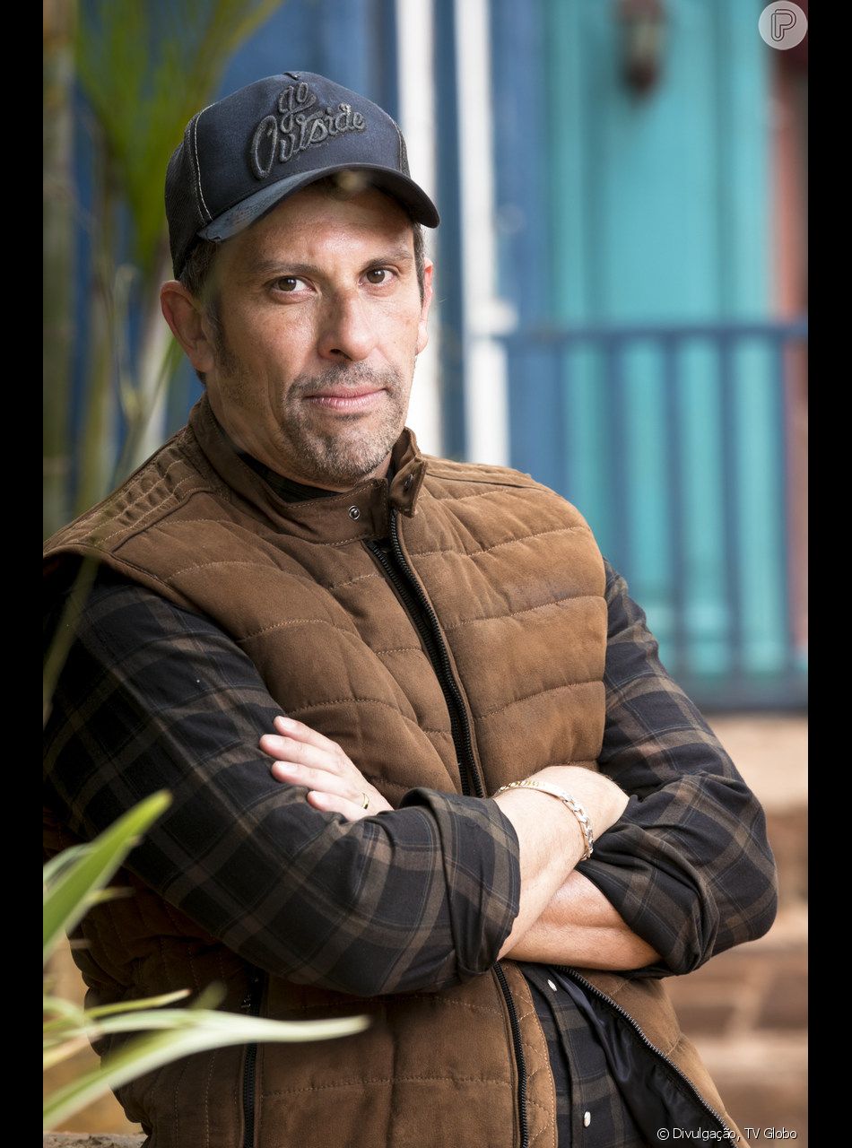 Machado (Milhem Cortaz) leva Luz (Marina Ruy Barbosa) para a cadeia nos ...