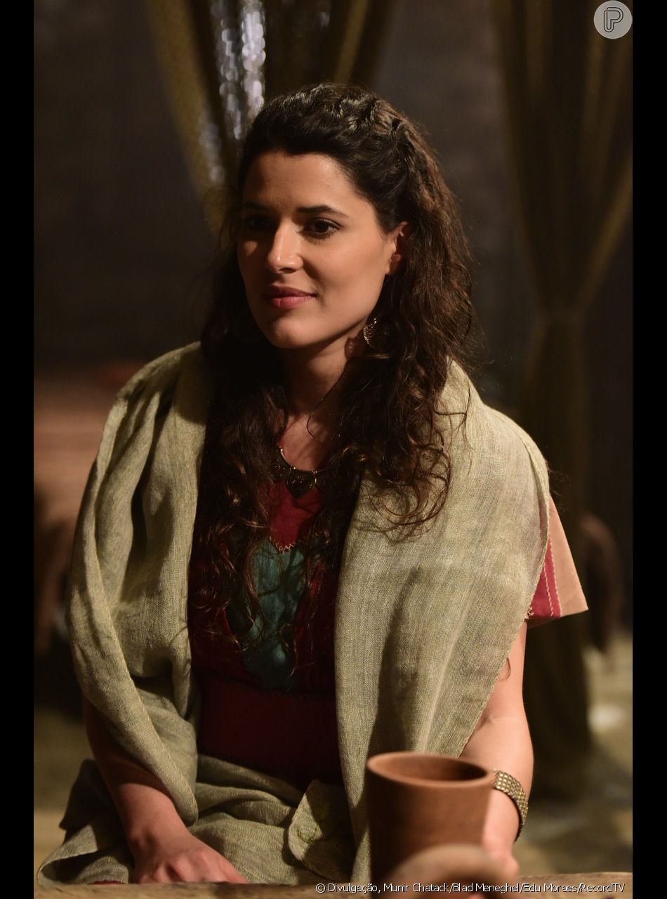 Laila (Manuela do Monte) beija, mais uma vez, Jairo (Felipe Cunha), no ...