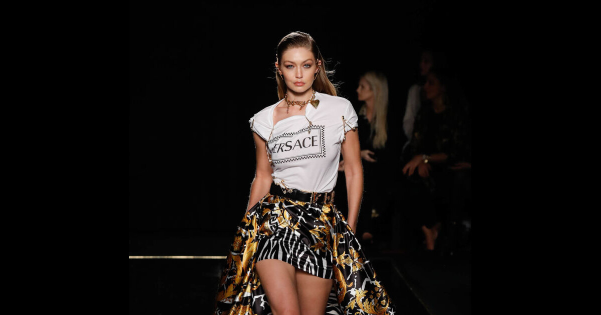 Versace mostra nova coleção em desfile cheio de looks clássicos da ...