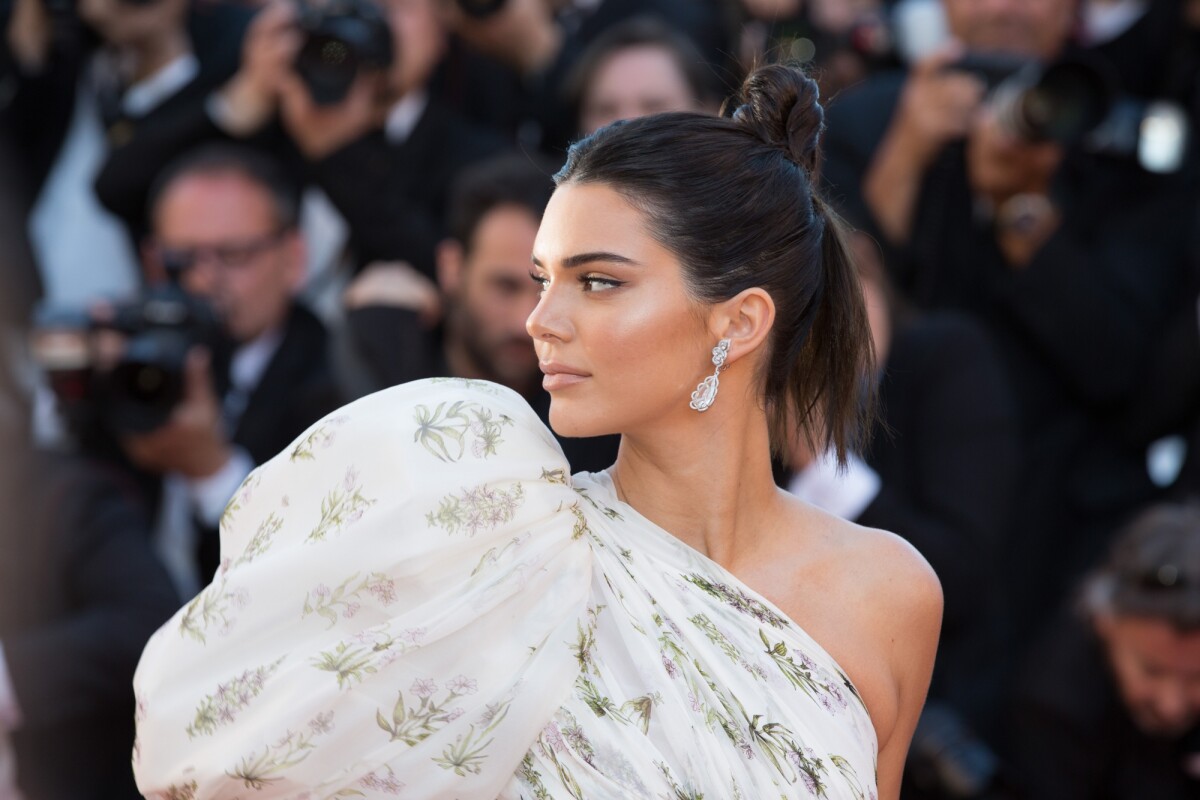 Foto: Kendall Jenner: "messy bun" nos cabelos e muito volume no vestido ...