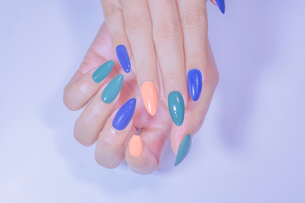 Foto: Unhas de cores diferentes são uma boa aposta. Combine com as ...