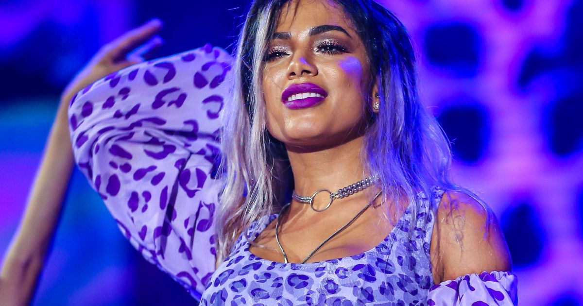 Anitta aposta em tendências em seus looks de shows e até já inovou com ...