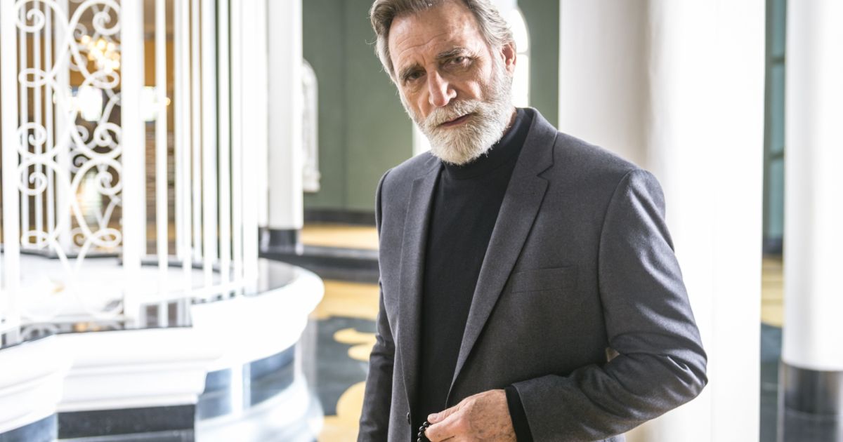 O palácio do sheik Aziz Abdallah (Herson Capri) fica localizado na ...